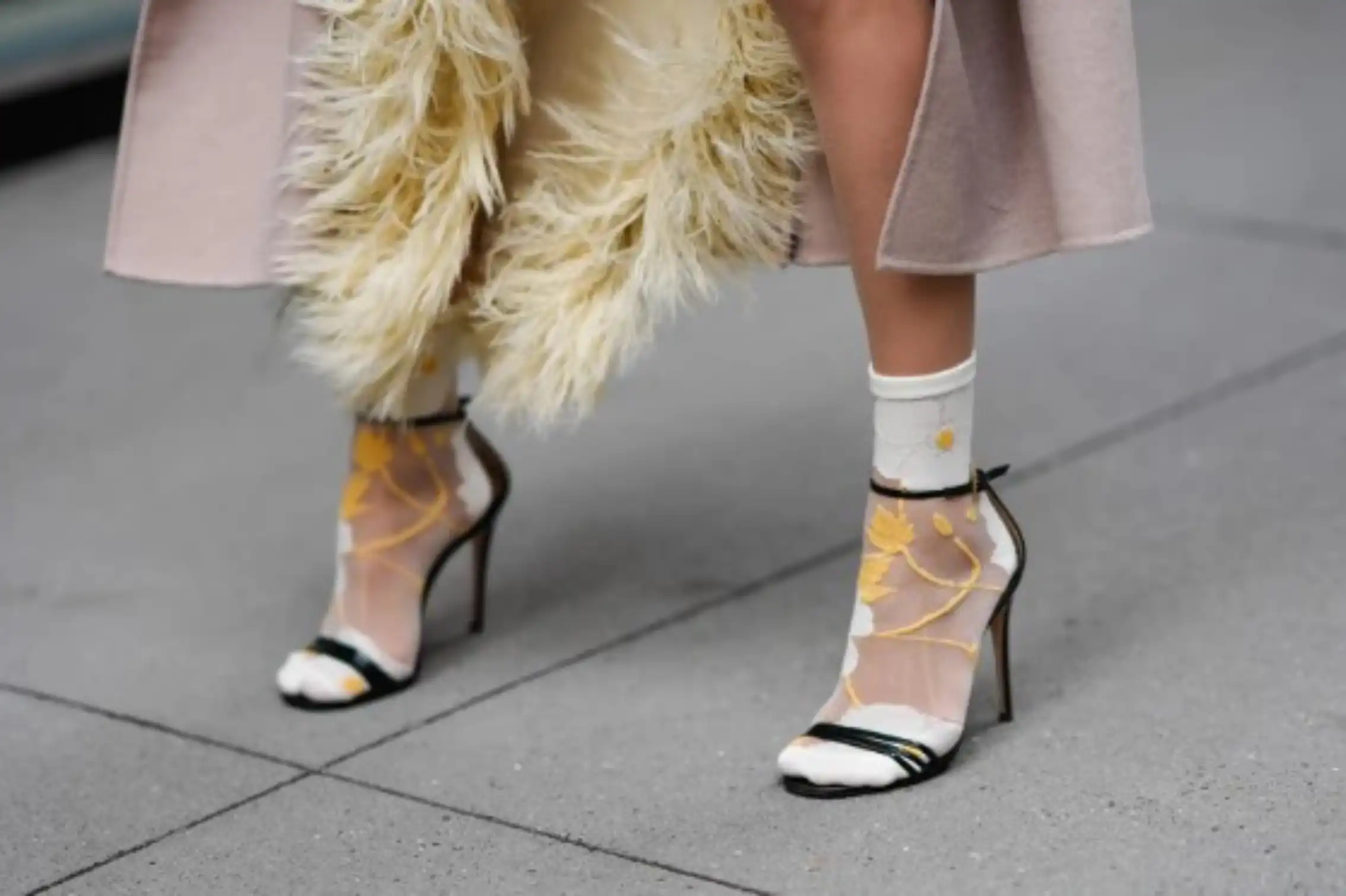 Delicate Elegance: How Feminine Hosiery Elevates Women's Footwear Style